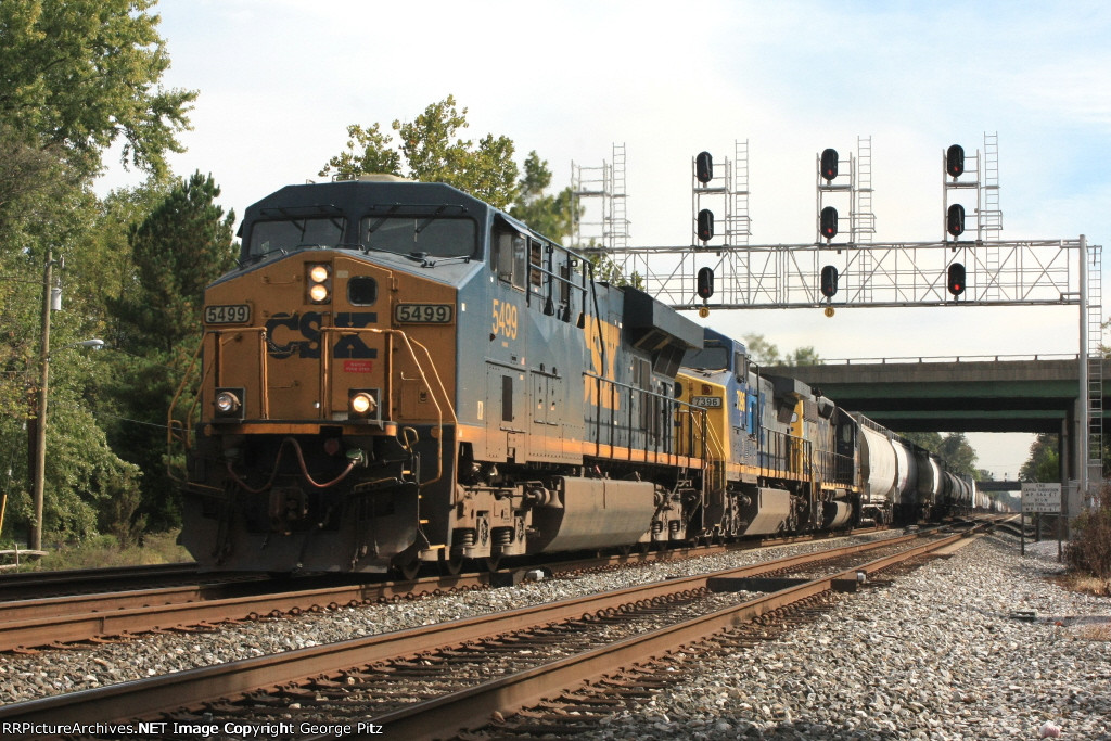 CSX 5499 and train Q373
